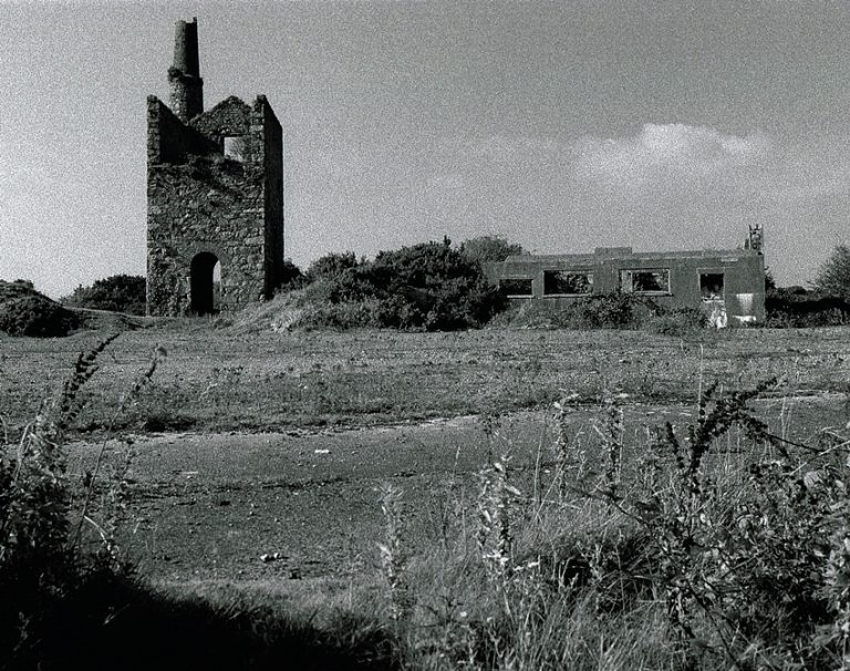 Hallenbeagle Mine - Cornish Mine Images - History in Black and White