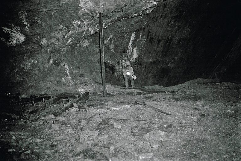 Cornish Mines Underground 1 - Cornish Mine Images - History in Black ...